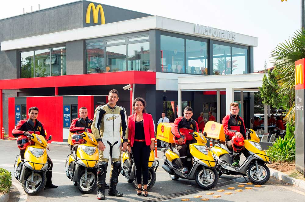 altin-elbiseli-adam-barkin-bayoglu-01 – RalliTurk